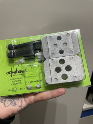 Attrezzo chiusura catene