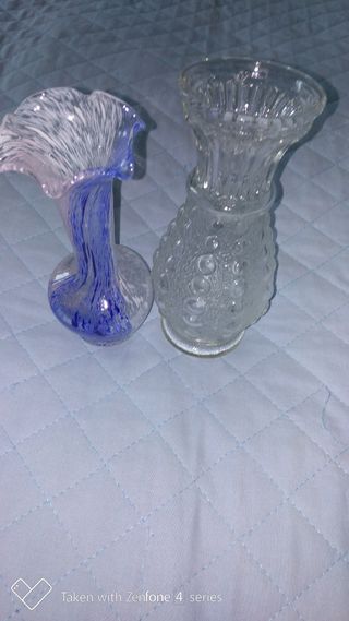 due piccoli vasi in vetro soffiato