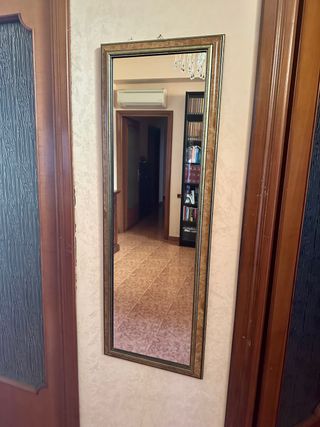 Specchio con cornice dorata