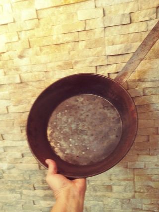 Pentola con buchi in ferro