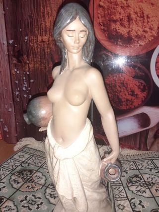 LLADRO' donna con anfore