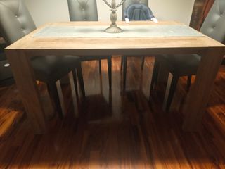 Vendo tavolo con 6 sedie.