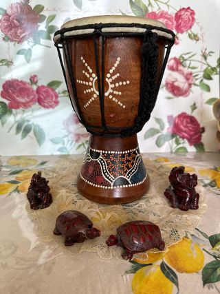 tamburo africano con statuine animali