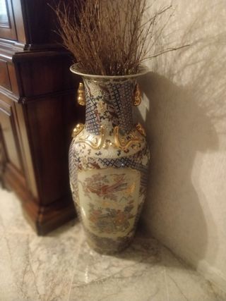 Vaso porcellana antiquariato con rilievi