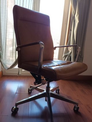 sedia marrone in cuoio