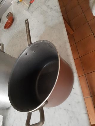 Pentola con manico lungo e corto