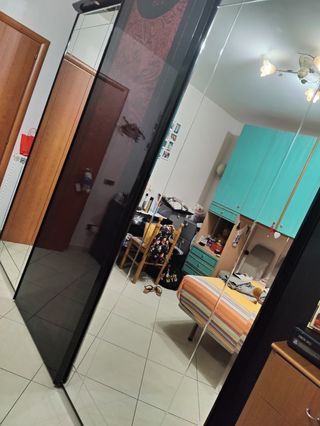 Armadio scorrevole in legno con specchi