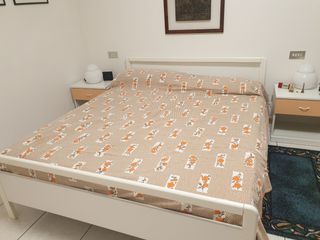 Camera matrimoniale in legno chiaro