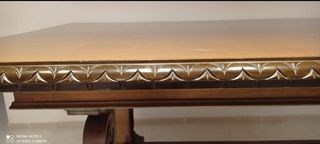 Tavolo in noce lavorato