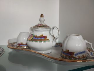 set vassoio con due tazzine e teiera in ceramica