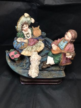 Statuina in resina di marmo e legno