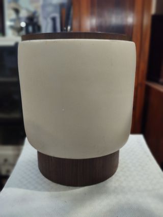 Puff vintage in legno e pelle.