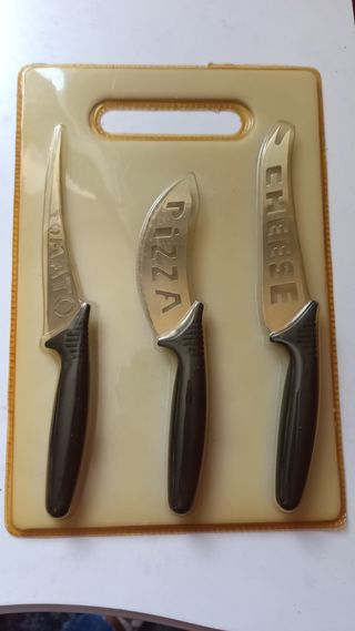 Set composto da 3 coltelli e tagliere