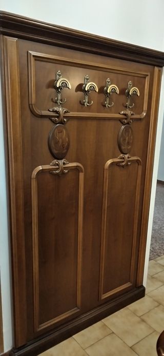 Appendiabiti, mobiletto, specchio