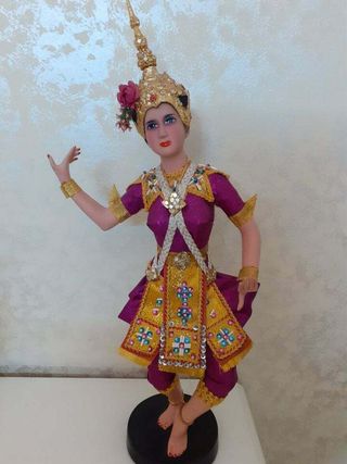 STATUA THAILANDESA CON VESTITI IN STOFFA