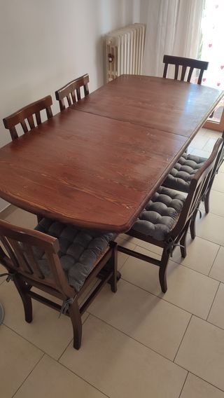 Tavolo allungabile in legno massello con sei sedie