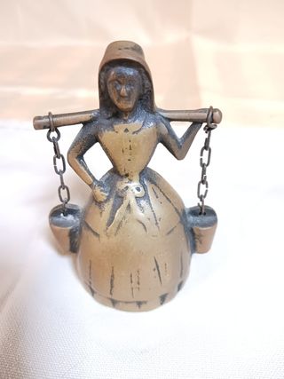 Campanella in ottone, donna porta acqua