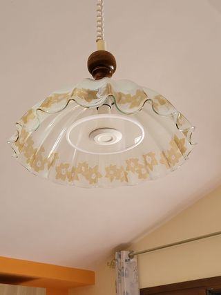 Lampadario in vetro con filo elastico estensibile.