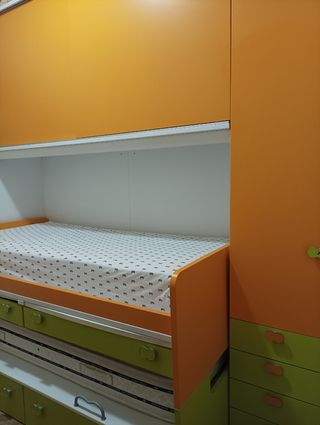 Armadio a muro con due posti letto