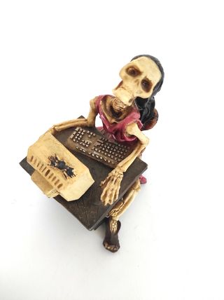 Statuetta scheletro Surfed too long 3