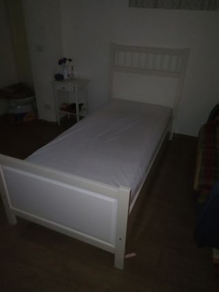Letto una piazza in legno bianco