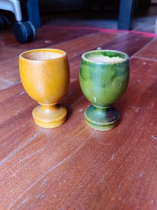 Coppia di portauovo in legno