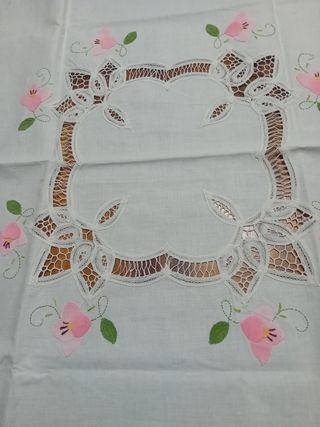 Tovaglietta tutta ricamata a mano