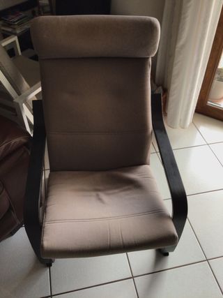 sedia in legno con cuscino in stoffa