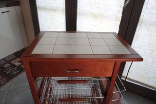 Carrelino in legno con portabottiglie