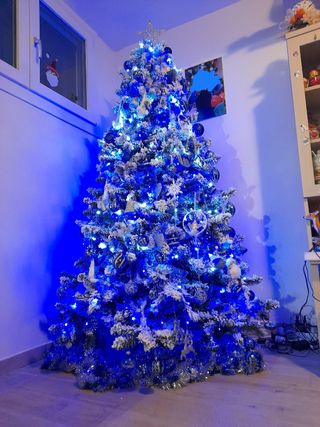 Albero natale innevato