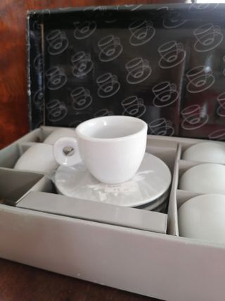 Sei tazzine da caffè in porcellana bianca