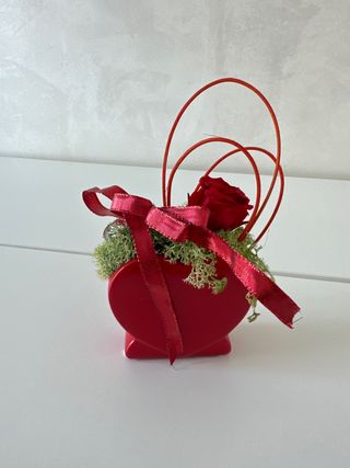 soprammobile con rosa stabilizzata