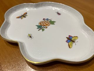 Piatto in ceramica con farfalle