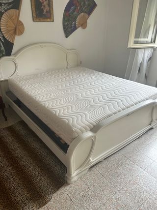 letto con materasso nuovo e doghe in legno