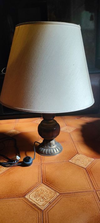 Lampada da tavolo in legno e metallo