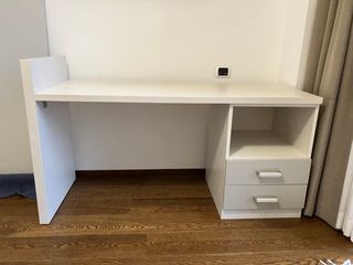 Scrivania con cassetti