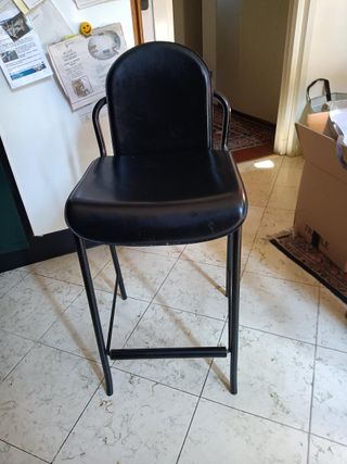 Sgabelli neri in pelle e acciaio