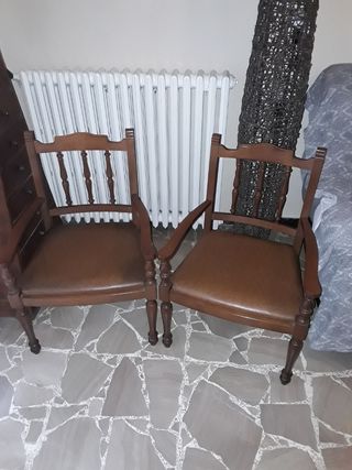 Sedie con seduta in pelle.