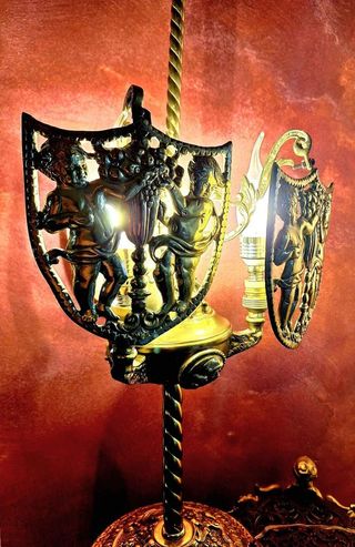 lampada con meravigliose ventole scudi putti