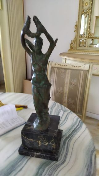 Statua in bronzo raffigurante Nike,base marmo