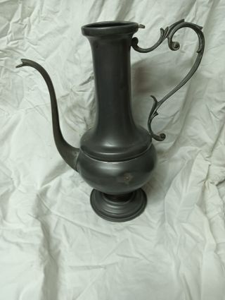 Oggetti vari una caraffa e due vasi