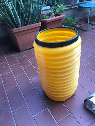 Secchio ritraibile giallo regolabile