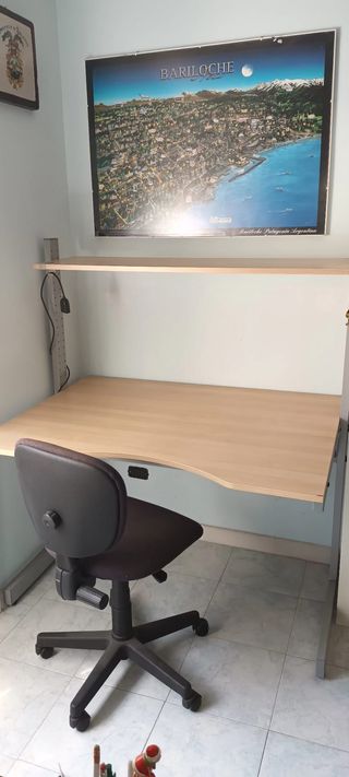 scrivania con ripiano