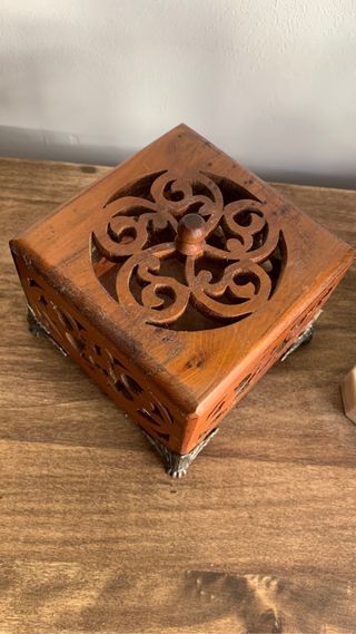 Antica scatola intagliata a mano ( francese )