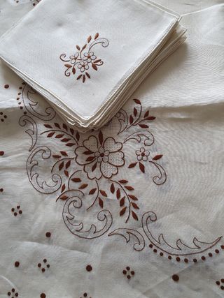 Tovaglia ricamata a mano x12