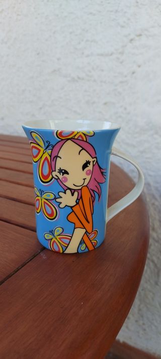 Tazza bambolina e farfalle