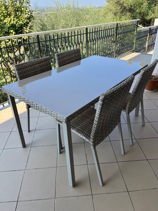 mesa y sillas de jardin