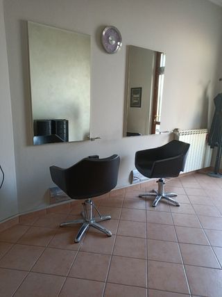 Poltrone e specchi salone parrucchiere.