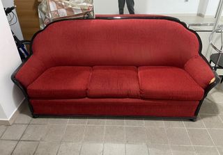 divano a tre posti in velluto rosso