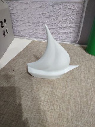 Barca a vela in ceramica bianca Vintage